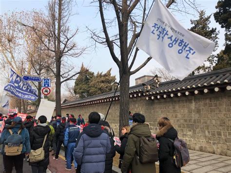 유성기업 노동자들과 함께 충남에 있는 갑을오토텍에서도 노조파괴공작이 한창입니다 이미 직장폐쇄가 이루어졌고 용역깡패 투입도 초읽기입니다 오늘 오전 갑을빌딩 앞 기자