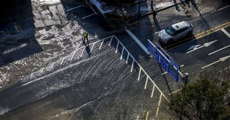 상수도관 파열로 도로에 가득찬 물