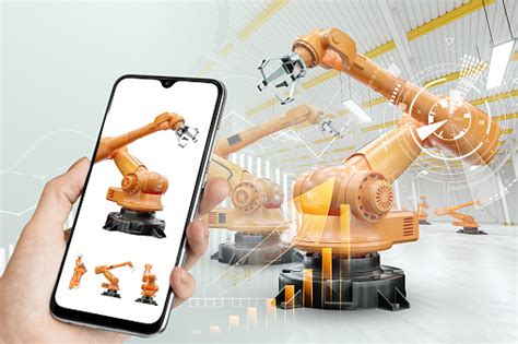 남자의 손에 스마트 폰과 현대 식물의 로봇 팔 Iot 기술 개념 스마트 팩토리 디지털 제조 운영 산업 40 Stem 주제에 대한