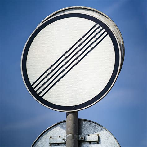 Знак «Остановка запрещена в 2025 зона действия что означает штрафы по ПДД