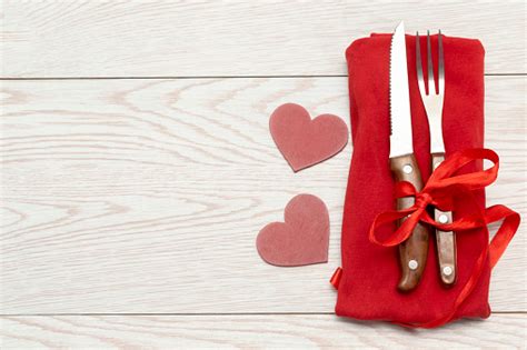 발렌타인 데이 흰색 배경에 하트 칼 붙이 및 빨간 냅킨으로 제공되는 여성의 날 테이블 낭만적 인 저녁 식사 사랑 데이트 개념 평면도 복사 공간 2월에 대한 스톡 사진 및