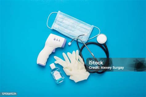 파란색 배경의 디지털 비접촉 온도계 보호 마스크 라텍스 장갑 의료 청진기 및 소독제 배너 상단 보기 플랫 레이 건강 진단에 대한 스톡 사진 및 기타 이미지 Istock