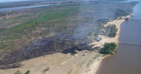 Incendio En Las Islas Frente A Rosario Ardió Un Sector En El Banquito