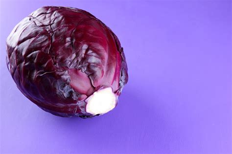 보라색 배경 채식주의 음식 디자이너 복사 공간 평면도 미니 멀 야채 팝 아트 자외선에 대 한 양배추에 붉은 양배추 개념에 대한 스톡 사진 및 기타 이미지 Istock