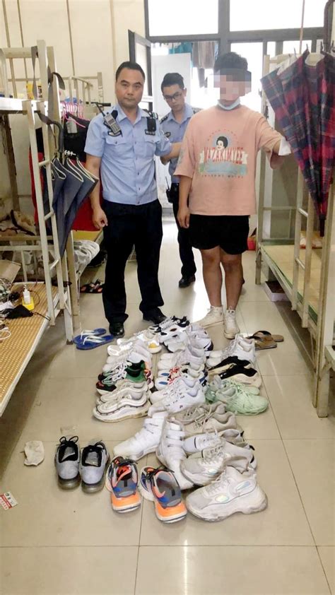 偷穿男生篮球鞋 男生的臭袜子足球 伤感说说吧