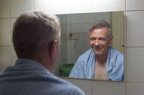 미소 만족 잘생긴 성인 남자는 화장실에서 거울에 자신을 보고 40 49세에 대한 스톡 사진 및 기타 이미지 40 49세 가정의 방 거울 Istock