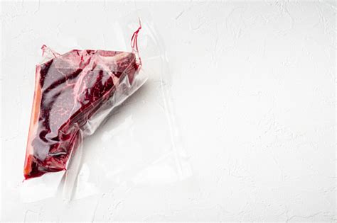 T 뼈 또는 피렌체 건조 숙성 스테이크 진공 팩 흰색 돌 배경 텍스트 복사 공간 포함 소포에 대한 스톡 사진 및 기타 이미지 소포 스테이크 티본 스테이크 Istock