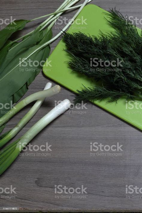 테이블 위에 신선한 채소 들이 깔끔하게 배치 되었습니다 향기로운 양파 딜 및 야생 마늘 커팅 보드 옆에 있습니다 건강 한 샐러드를 위한 재료 0명에 대한 스톡 사진 및 기타