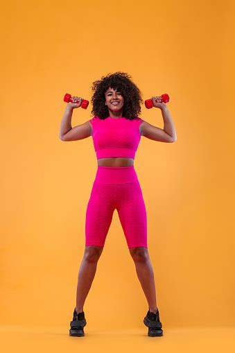 스포티 핏 여성 아령을 가진 운동 선수는 노란색 배경에서 피트니스 운동을합니다 피트니스와 작업 동기 부여 건강한 생활방식에 대한 스톡 사진 및 기타 이미지 Istock