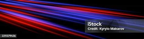 라이트 커브 스트림 빨간색과 파란색 호는 검은 색 배경에 넓은 원형 트레일을 형성합니다 부드러운 네온 모션 디지털 글로우 모양 0명에 대한 스톡 벡터 아트 및 기타 이미지