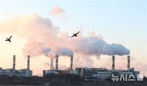 강추위에 수증기 내뿜는 발전소 굴뚝