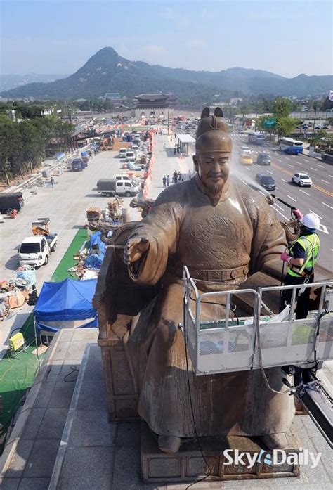 광화문광장 개장 앞둔 세종대왕 동상 세척작업