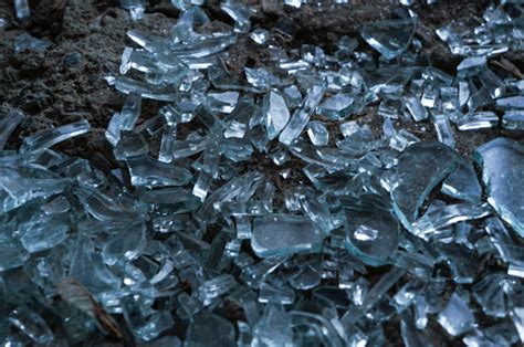 푸른 색조와 함께 부서 지는 투명 한 유리 먼지로 덮여 유리 빛과 빛의 광선을 반영 하는 쉬머의 작은 조각 거울에 대한 스톡 사진 및 기타 이미지 Istock