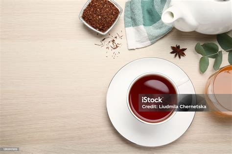 갓 양조 한 루이보스 차 마른 잎 꿀과 아니스를 하얀 나무 테이블에 평평하게 놓습니다 텍스트를 위한 공간 0명에 대한 스톡 사진 및 기타 이미지 Istock