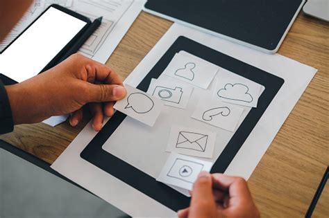 Ux 디자이너가 스마트폰 레이아웃에서 웹을 디자인하는 사용자 경험 모바일 응용 프로그램 프로토타입을 작업하는 Ui 개발자 계획