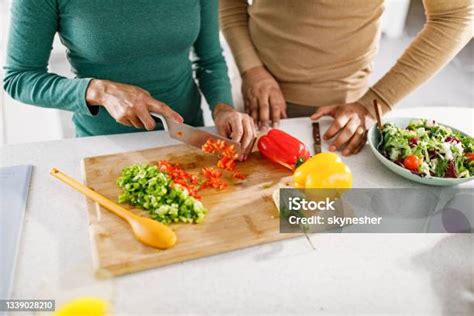 피망을 자르는 인식할 수 없는 부부를 가까이서 만드시면 됩니다 채소에 대한 스톡 사진 및 기타 이미지 채소 2명 고추류 Istock