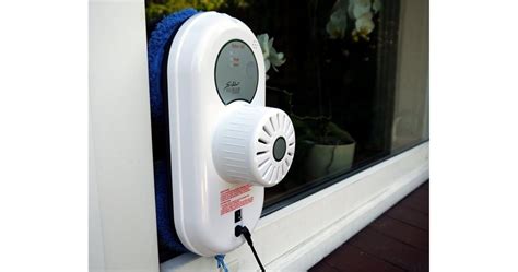 Роботи гасят пожар мият прозорци и чистят сняг