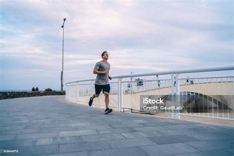 아침에 유산소 운동에서 달리기 목표에 도달하는 활동적인 옷을 입은 행복한 젊은 남성 조깅하는 사람 날씬한 백인 활기찬 스포츠맨 훈련 유연성과 야외 달리기 운동 강도 25