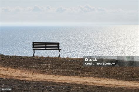 바다 배경 앞의 절벽에있는 빈 벤치 혼자 생각하기위한 평화 롭고 조용한 장소 0명에 대한 스톡 사진 및 기타 이미지 0명 가을 건강관리와 의술 Istock
