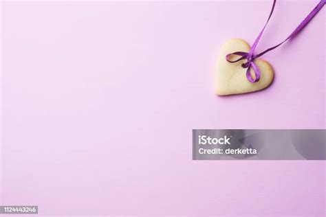 파스텔 핑크 바탕에 심 혼의 형태로 수 제 쿠키 공간에 복사 합니다 개념 발렌타인의 날 2월에 대한 스톡 사진 및 기타 이미지 2월 가루 설탕 공휴일 Istock
