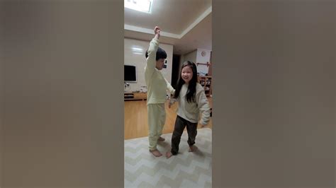 간지럼 참기 대결 승자는 누구 Youtube