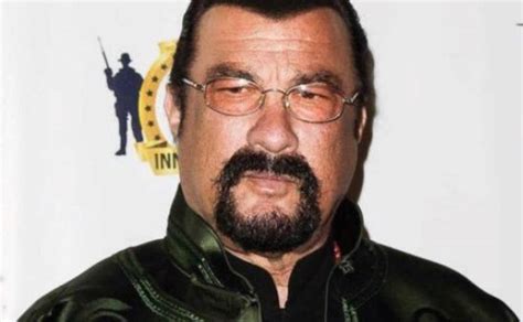 Тулааны мастер Стивен Сигал хүчингийн хэрэгт холбогдлоо