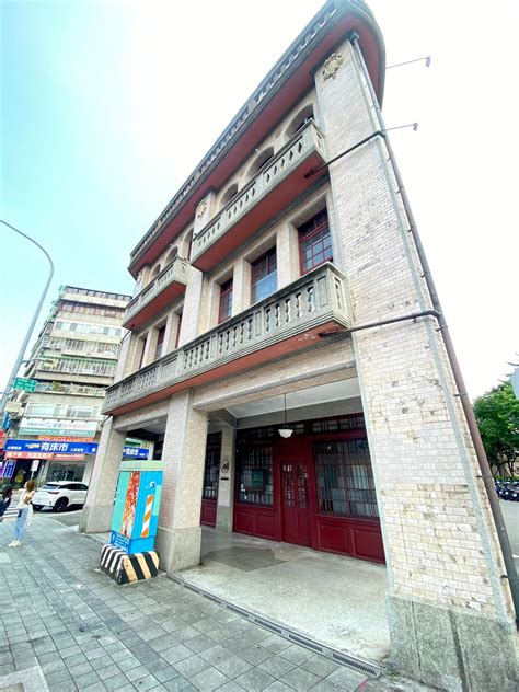劉玲玲 劉玲玲 Added A New Photo — At 星巴克艋舺門市 萬華林宅