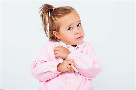 학교에서 공정한 머리의 소녀는 연필을 손에 들고 무서워서 흰색 배경에 있습니다 학교 개념 공부에 대한 스톡 사진 및 기타 이미지 Istock