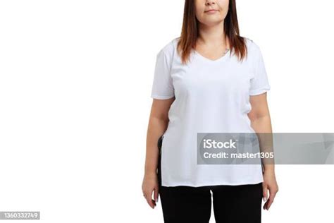 흰색 스튜디오 배경에서 고립된 포즈를 취하는 흰색 티셔츠와 청바지를 입은 플러스 사이즈 여성의 자른 이미지 40 44세에 대한 스톡 사진 및 기타 이미지 Istock