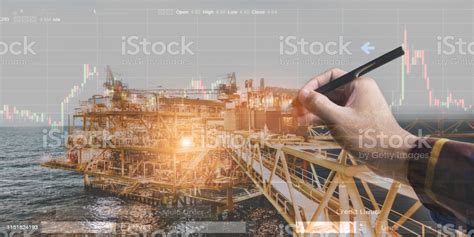석유 및 가스 산업 비즈니스 개념에 대 한 주식 동향의 차트를 작성 하는 동안 비즈니스 남자 손의 이중 노출 기체 물리 구조에 대한 스톡 사진 및 기타 이미지 Istock