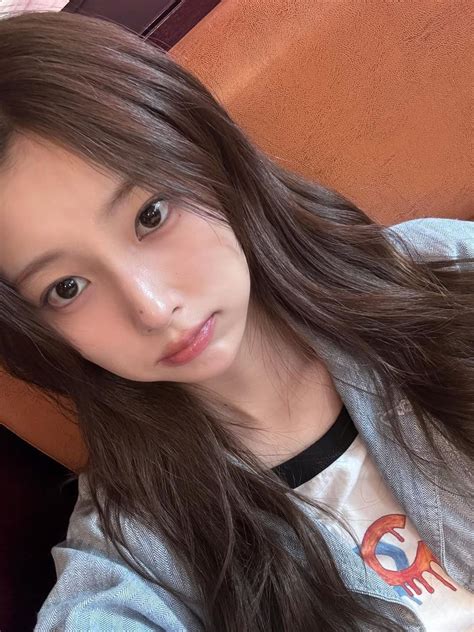 강혜원 내추럴 무드의 데님 셋업으로 소녀미 발산 K스타패션