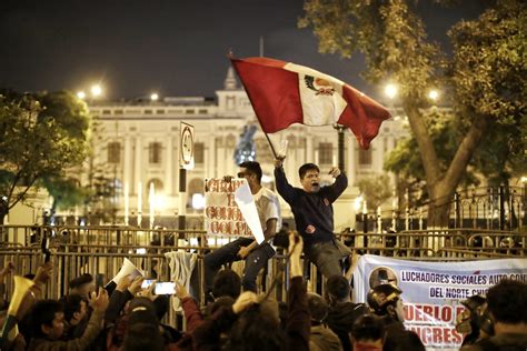 Protestas en Perú Pedro Castillo Continúan protestas en el Centro de Lima tras golpe de Estado