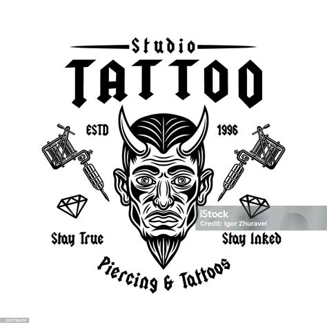 악마 남자 머리와 문신 기계가있는 빈티지 문신 스튜디오 엠블럼 레트로 스타일의 클래식 벡터 일러스트레이션으로 문신 디자인 의류 인쇄 및 브랜딩에 적합합니다 공격성에 대한
