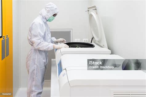 클린룸에서 생물학적 연구를 수행하기 위해 실험실 장비를 사용하여 멸균 커버올 가운의 과학자 청정실에 대한 스톡 사진 및 기타 이미지 Istock
