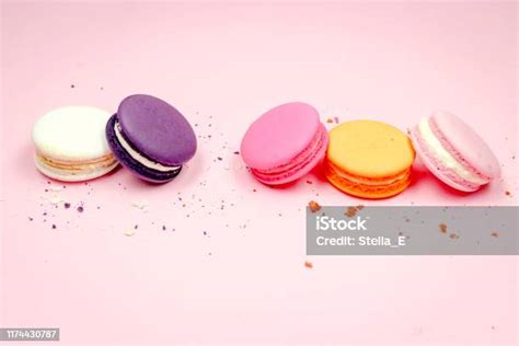 화려한 프랑스어 마카롱 케이크 카피 스페이스 음식 배경 개념과 분홍색 배경에 맛있는 달콤한 디저트 고풍스런에 대한 스톡 사진 및 기타 이미지 Istock