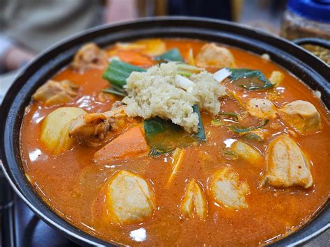 아 하나 아니 둘 키우는게 참 어렵네 오전에 학원상담하고 나와서 순대국먹는데 소주 땡기더라 🥲 애들 챙겨야하니 조금 참았다가 관식이 퇴근하고 밖에서 만나 닭볶음탕에