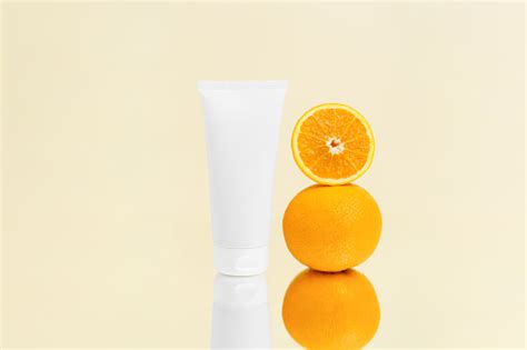 흰색 크림 튜브 모형과 베이지 색 고립 된 배경에 오렌지 보습과 영양을 공급하고 주름을 해결하는 개념 디자인 이미지 0명에 대한 스톡 사진 및 기타 이미지 Istock