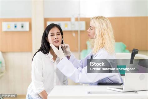 성형 외과 의사에 대해 상담하고 미용 시술을 위해 얼굴에 보톡스 주사를 맞는 여성 여자의 얼굴에 성형 수술 2명에 대한 스톡 사진 및 기타 이미지 Istock