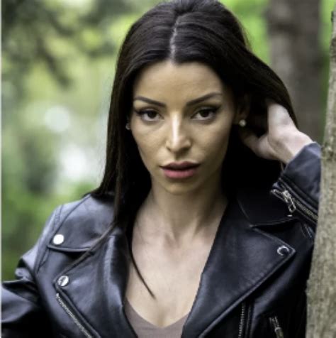 Фенове Аксения от Фермата Близначка на русата Златка За Жената