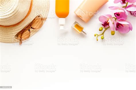 선글라스와 밀짚모자를 쓴 자외선 차단제 화장품 여름 방학 컨셉 플랫레이 0명에 대한 스톡 사진 및 기타 이미지 0명 개념 개념과 주제 Istock