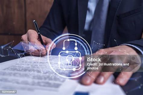 사이버 보안의 위험 가능성을 방지하기 위해 계약에 서명 하는 공식적인 착용의 사업가 작업 데스크 위에 자물쇠 홀로그램 아이콘