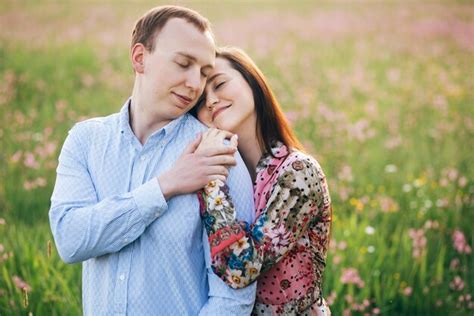 Pi Kna M Oda Para Delikatnie Przytulaj Ca Si I Ca Uj Ca W S O Cu Na Wie Ej Wiosennej Ce Z