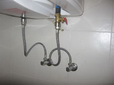 Чем закрыть шланги от бойлера фото