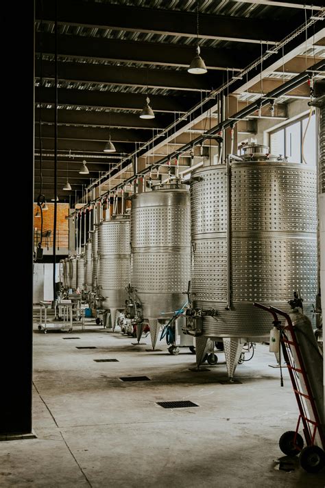 가전제품 공장 근무 환경 기계 기술 남자 낮 도구 미소 미소 짓는 밸브 보수 비즈니스 산업 산업의 소화기 손 작업 쉬움 스위치 실내 조명