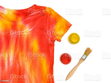 흰색 배경에 고립 된 넥타이 염료 스타일의 페인트 브러시 및 티셔츠 두 튜브 0명에 대한 스톡 사진 및 기타 이미지 0명