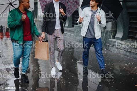 우산을 들고 비를 걷고 있는 쇼핑백을 들고 있는 세 명의 청남 20 29세에 대한 스톡 사진 및 기타 이미지 20 29세 Z세대 거리 Istock
