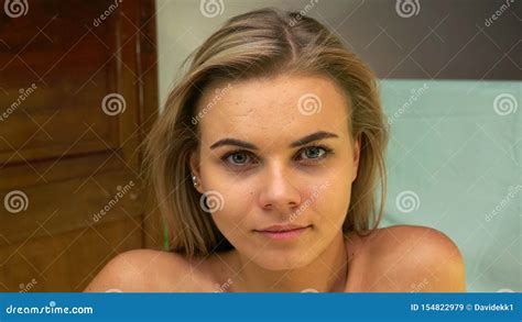 Portrait De Belle Fille Nue Image Stock Image Du Mode Yeux