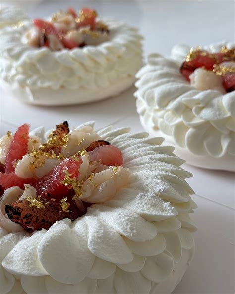 파티세리 송버드 장미 파블로바입니다 머랭위로 라즈베리 소스 리치 자몽 그리고 장미 크림으로 구성된 제품입니다 장미의 향이 제법 강한 제품이라 구매시에 참고