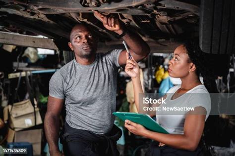 두 명의 정비사가 차고에서 자동차 아래 부품을 검사하고 체크리스트합니다 수리 자동차 서비스 개념 검사 보기에 대한 스톡 사진 및 기타 이미지 Istock