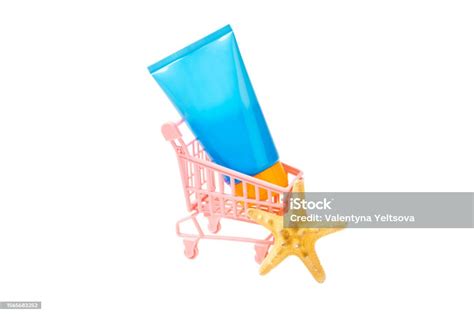 흰색 배경에 분리된 자외선 차단제 Spf 크림 자외선 차단 자외선 차단 여름 휴가 개념입니다 0명에 대한 스톡 사진 및 기타 이미지 Istock